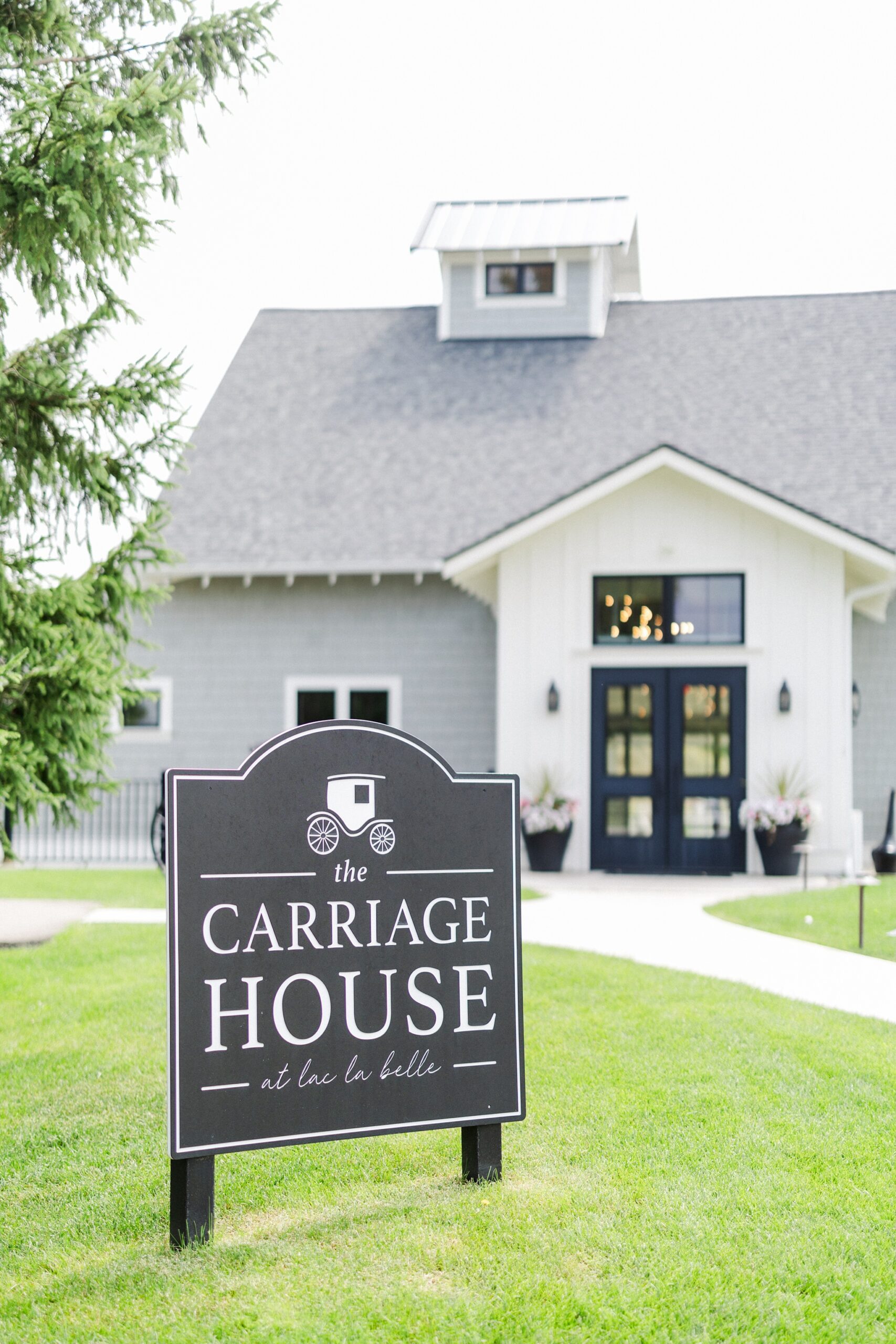 The Club Lac La Belle Wedding of Chelsea & Nick - Showit Blog